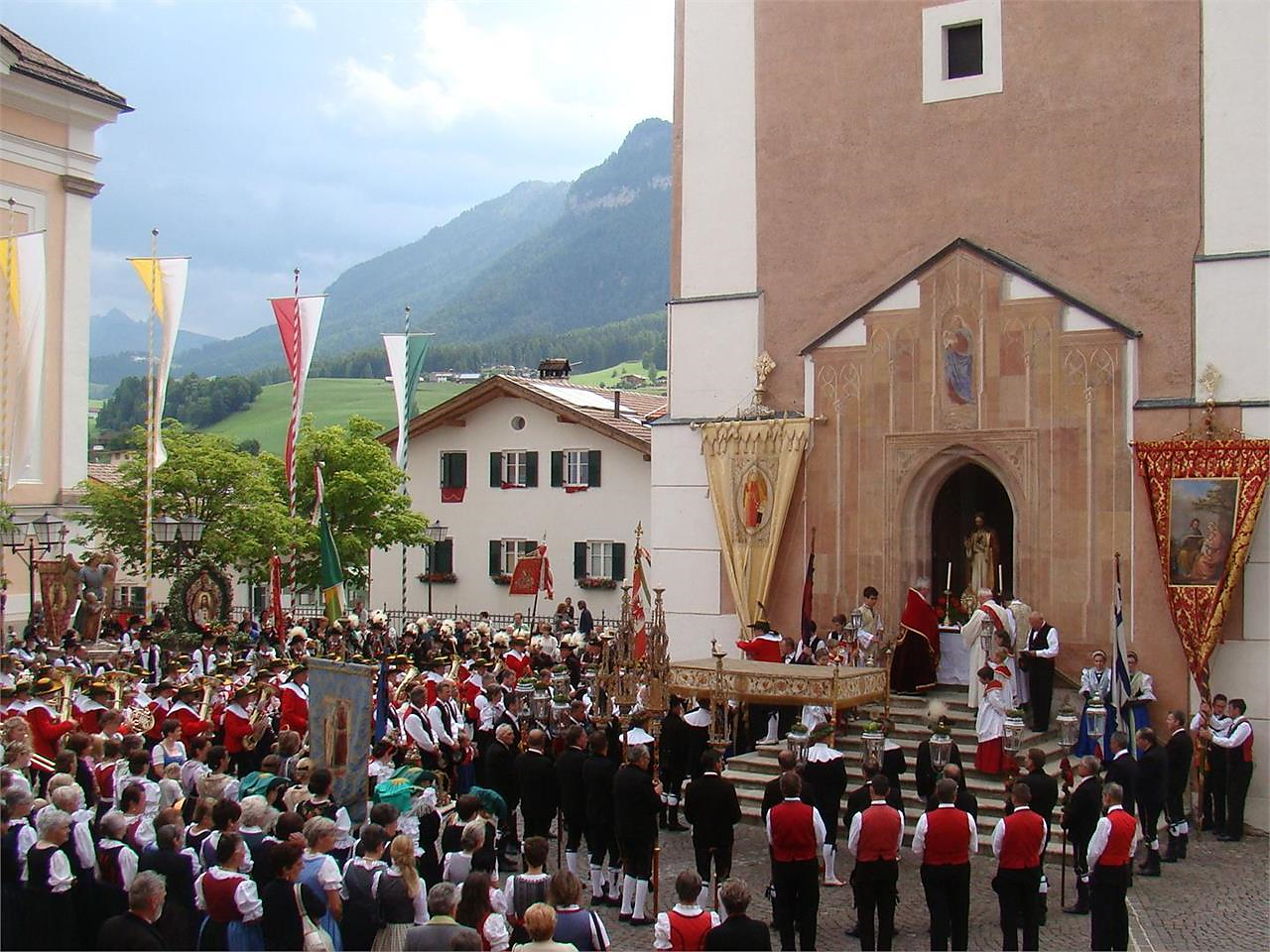 Holy Mass followed by the Thanksgiving procession | Dolomiti Superski